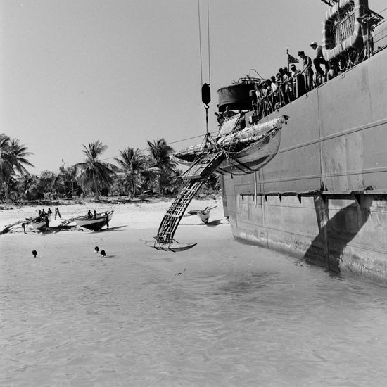 United States Soldiers Lifting Canoe During Editorial Stock Photo ...
