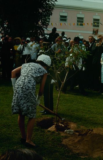 Queen Elizabeth Ii Planting Tree Using Editorial Stock Photo - Stock ...