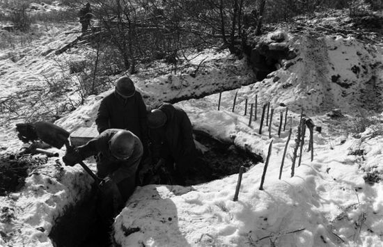 Soldiers Digging Path During Korean War Editorial Stock Photo - Stock ...