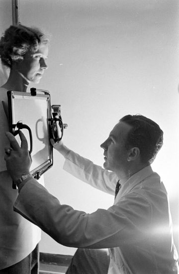 Doctors Examining Tuberculosis Patient Trudeau Sanatorium Editorial ...