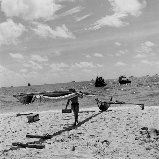 Man Carrying Mast His Canoe Ulithi Editorial Stock Photo - Stock Image ...
