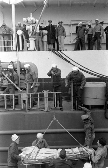 Officers Evacuating British Sailor Injury Hms Editorial Stock Photo ...
