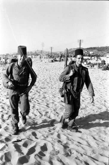 American Soldiers Walking On Beach During Editorial Stock Photo - Stock ...