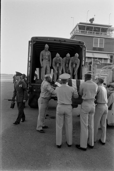 Soldiers Lifting Coffin Marines Platoon 71 Editorial Stock Photo ...