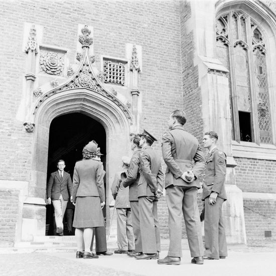 People Looking Building University Cambridge Cambridge Editorial Stock ...