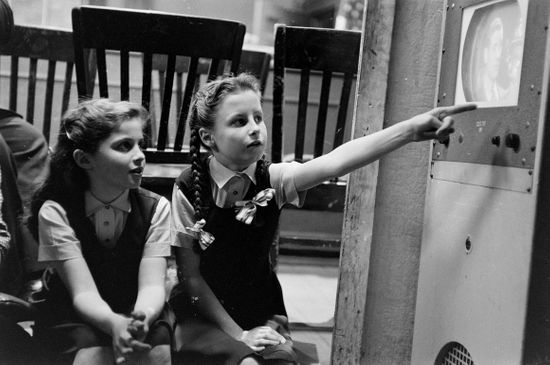 Child Actress Susan Hallaran Pointing Appliance Editorial Stock Photo ...