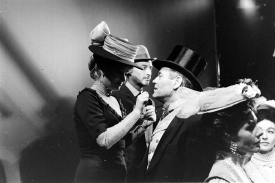 Actors Portraying Columbia Broadcasting System Television Editorial ...