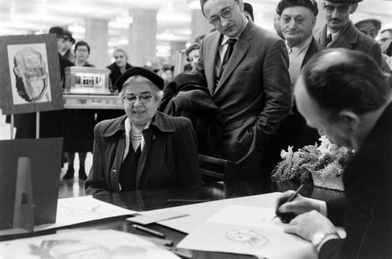 Artist Gordon Currie Making Caricatures Bank Editorial Stock Photo ...