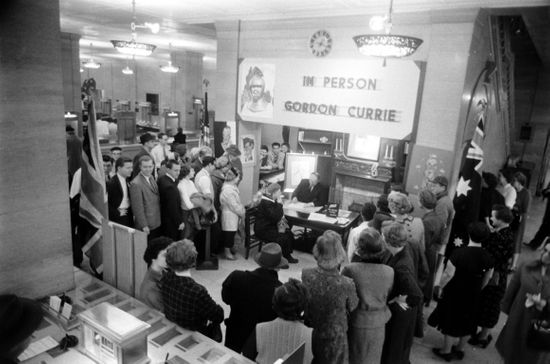 People Checking Caricatures Gordon Currie Bank Editorial Stock Photo ...