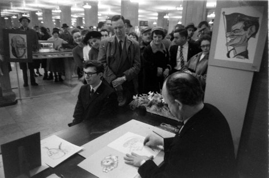 Gordon Currie Drawing Caricatures Bank Customers Editorial Stock Photo ...