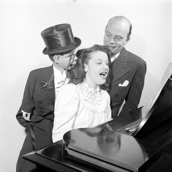 Actress Anita Gordon L Playing Piano Editorial Stock Photo - Stock ...