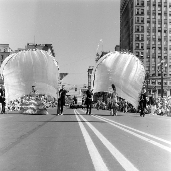 People Watching Mormon Group Parade During Editorial Stock Photo ...