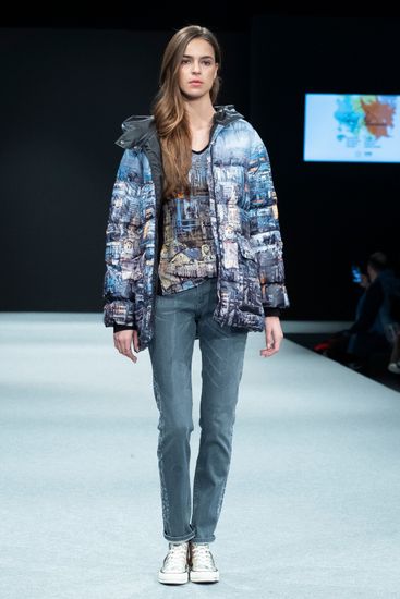 Model Walks Runway Istanbul Textile Apparel Editorial Stock Photo ...