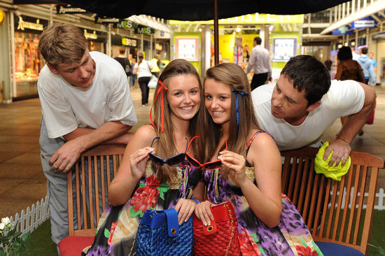 Ruby Pearl Day Some Passing Builders Redaktionelles Stockfoto ...