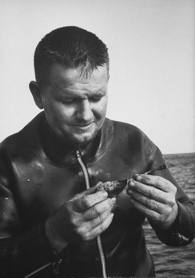 Treasure Hunter Teddy Tucker Holding Spoon Editorial Stock Photo ...