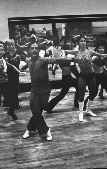 Choreographer Jaime Rogers Demonstrating Routine Dancers Editorial ...