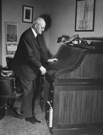 Congressman Robert Luce Locking His Desk Editorial Stock Photo - Stock ...