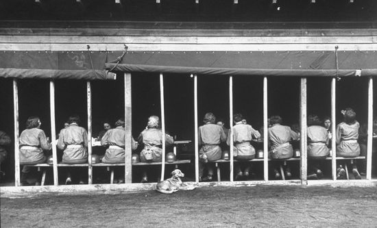 Circa 1951 Women Soldiers Eating Breakfast Editorial Stock Photo ...