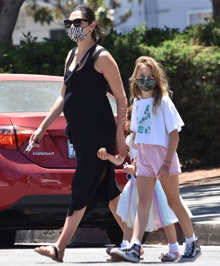 Gal Gadot Her Daughters Alma Versano - Foto de stock de contenido ...