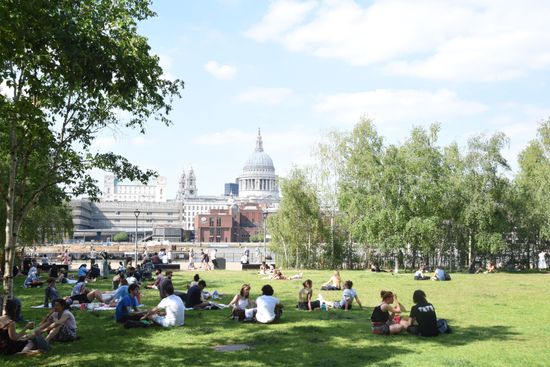People Enjoying Sun Around Tate Modern Editorial Stock Photo - Stock ...