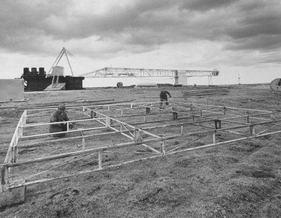 Workmen Painting Oil Rig Oil Field Editorial Stock Photo - Stock Image ...