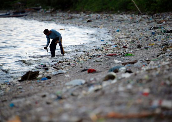 Filipino Collects Recyclable Materials Along Manila Editorial Stock ...