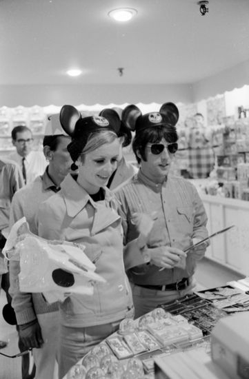 English Model Actress Twiggy Shopping Tinkerbells Editorial Stock Photo ...