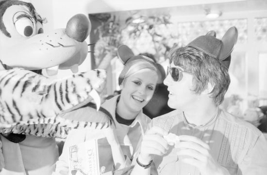 English Model Actress Twiggy Shopping Tinkerbells Editorial Stock Photo ...