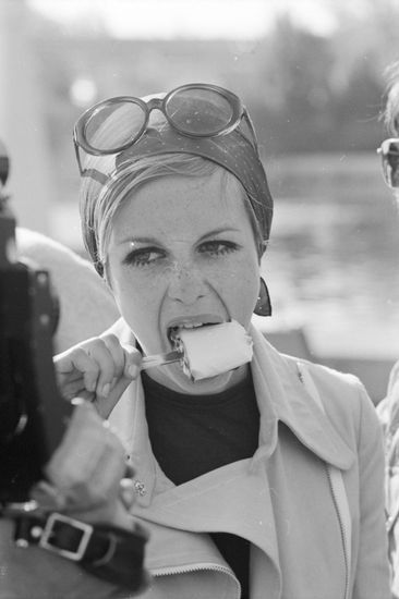 English Model Actress Twiggy Eating Popsicle Editorial Stock Photo ...