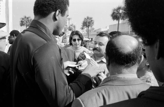 Professional Boxer Muhammad Ali Signing Autographs Editorial Stock ...