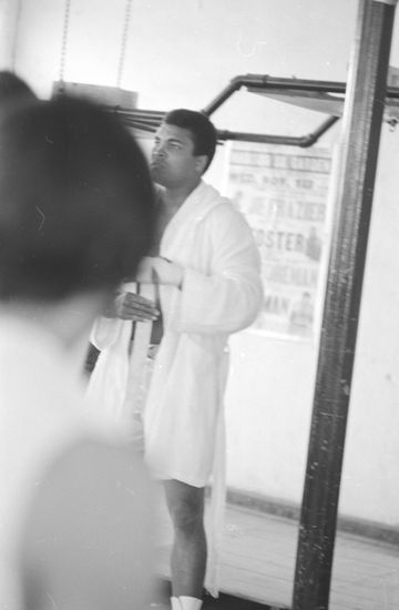Professional Boxer Muhammad Ali White Robe Editorial Stock Photo ...