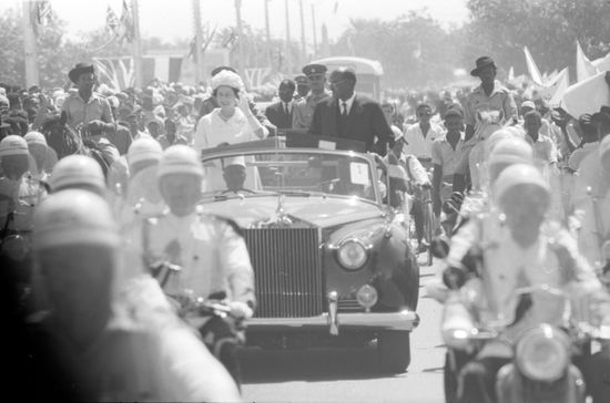 Queen Elizabeth Ii Waving Hand While Editorial Stock Photo - Stock ...