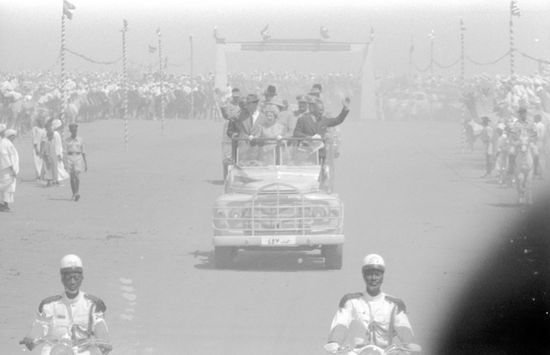 Queen Elizabeth Ii Waving Hand While Editorial Stock Photo - Stock ...