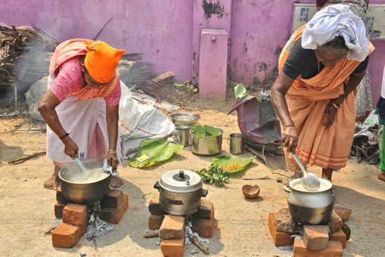 Hindu Women Cooking Pongala During Attukal Editorial Stock Photo ...