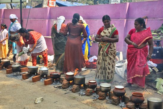Hindu Women Cooking Pongala During Attukal Editorial Stock Photo ...