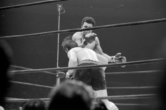 Professional Boxer Oscar Bonavena Ducking Under Editorial Stock Photo ...