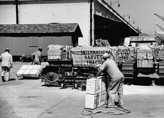 Men Unloading Crates Ships Dock Sao Editorial Stock Photo - Stock Image ...