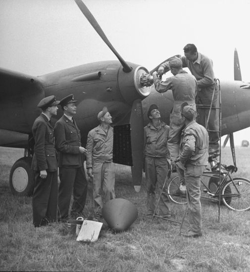 Lockheed Man Showing Ground Crew Prop - Foto de stock de contenido ...