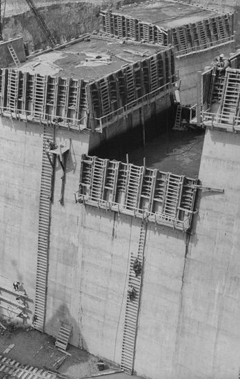 Construction Cranes Operating Barnhart Island Dam Editorial Stock Photo ...