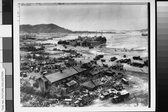 Landing Craft Ejecting Men Material During Editorial Stock Photo ...