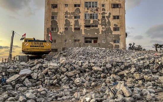 Egyptian Workers Machines Remove Rubble Destroyed - Foto de stock de ...