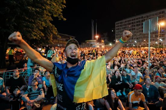 Ukrainian Soccer Fans Cheer Fan Zone - Foto de stock de contenido ...