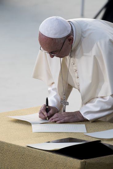 Pope Francis Signs Book Prayer Peace Editorial Stock Photo - Stock ...
