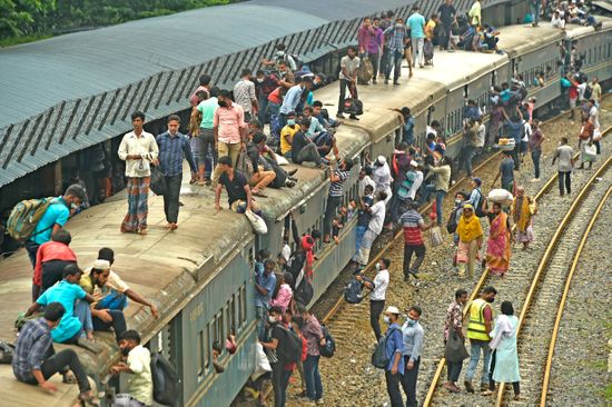 Passengers Get Onto Packed Train Station Editorial Stock Photo - Stock ...
