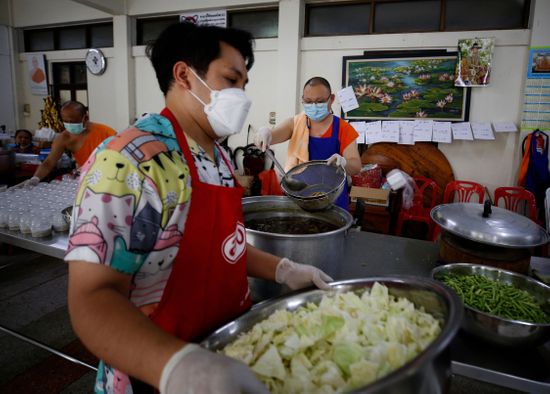 Thai Buddhist Monks Volunteers Cook Food Editorial Stock Photo - Stock ...
