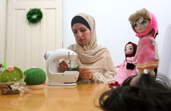 Palestinian Basma Mahmoud 33 Makes Dolls Editorial Stock Photo - Stock ...