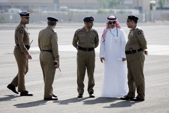 Saudi Security Officers Talk Together Mina Editorial Stock Photo ...