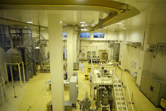 Iranian Technicians Work Inside Fuel Manufacturing - Foto de stock de ...