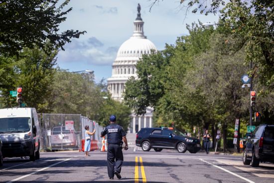 Police Officers Maintain Perimeter Around Bomb Editorial Stock Photo ...