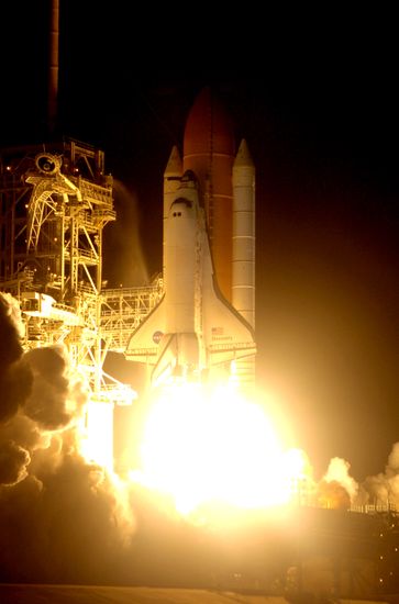 Nasas Space Shuttle Discovery Launches Launch Editorial Stock Photo ...
